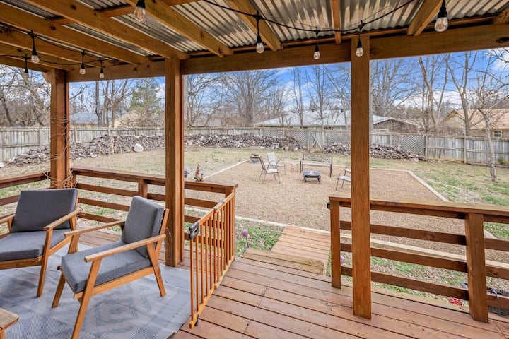 4br Game-day Retreat - Foosball & Fire Pit - Fayetteville, AR