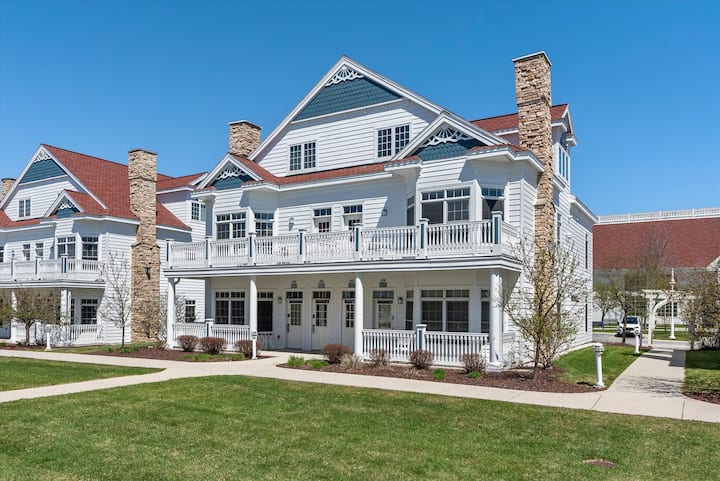 A Glorious Getaway Sheboygan - Lux Lake Condo - Sheboygan, WI