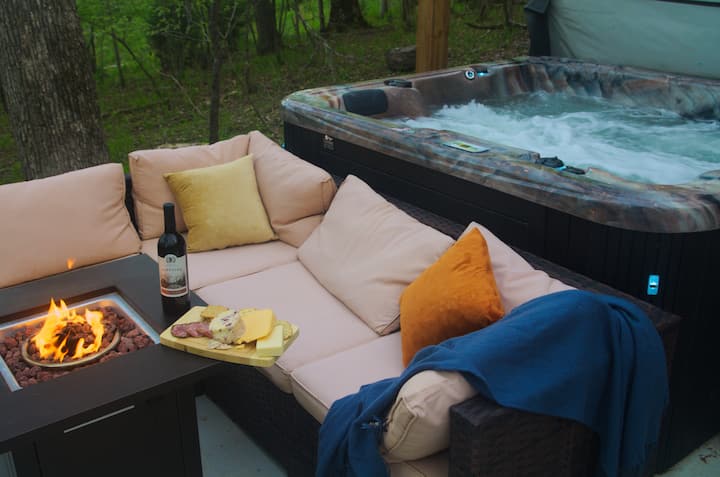 Restful Pet-friendly Chalet With Dock & Hot Tub - Innsbrook, MO