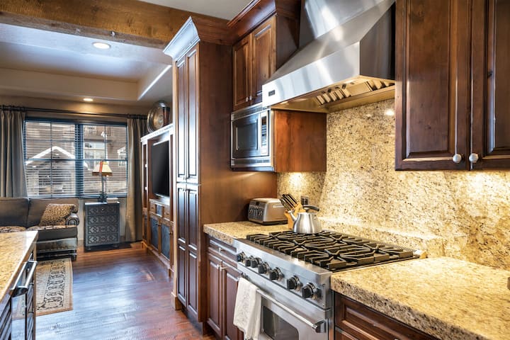 Stay Montana | Slopeside Mountain Gem - Sleeps 11 - Whitefish, MT