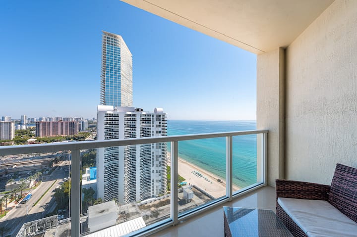 Great Ocean Views - 2 Bed W Den - Sunny Isles Beach, FL