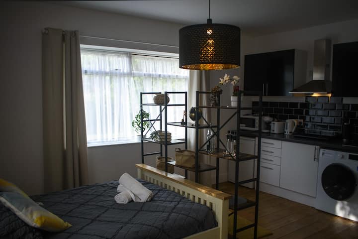 Self Contained Bedroom With En-suite & Kitchenette - Yeovil