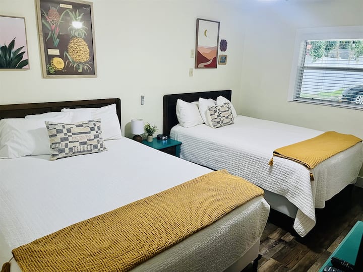 2 Queen Beds Cottage – Charming Old Florida Escape - Safety Harbor, FL