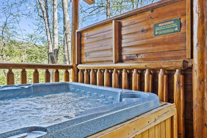Perfect Location! Cozy 2bd W/ Hot Tub Near Town! - Gatlinburg, TN