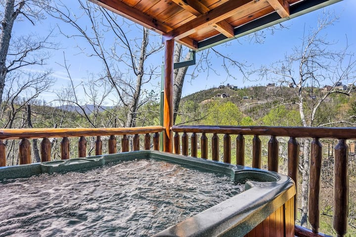 Adorable 3bd Retreat! Hot Tub + Arcade + Views! - Gatlinburg, TN