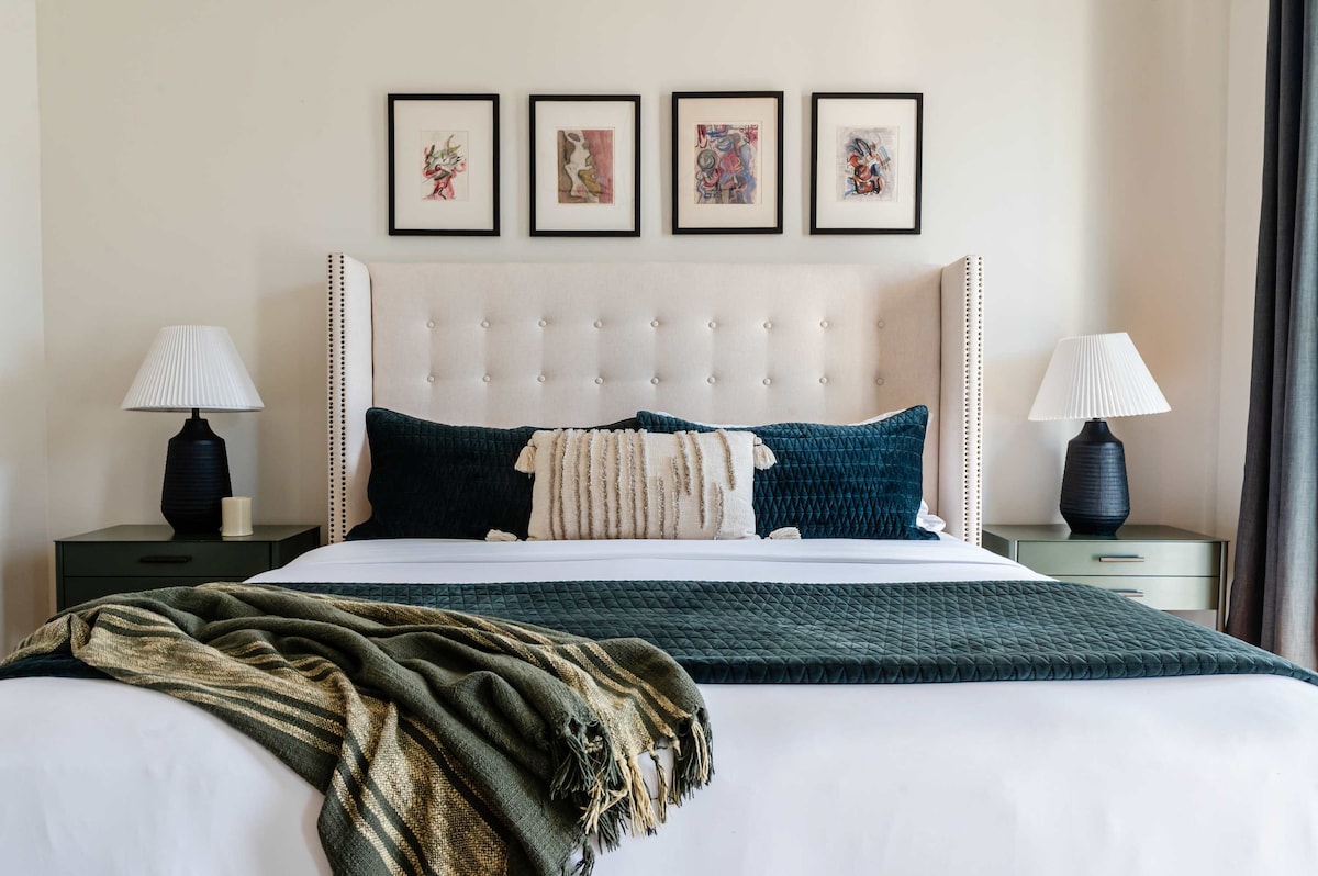 Designer 7 bedroom, Heated Pool, Stay Heirloom - Townhouses for Rent in ...