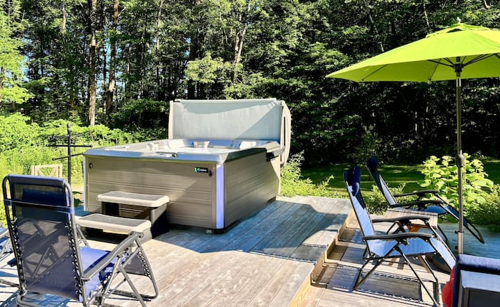 Chic, Private, Luxurious: Screened Porch + Hot Tub - Great Barrington, MA