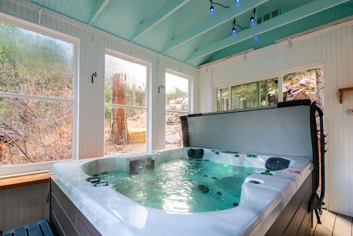 Hot Tub Game Room! Cabin Near Pikes Peak! - Green Mountain Falls, CO