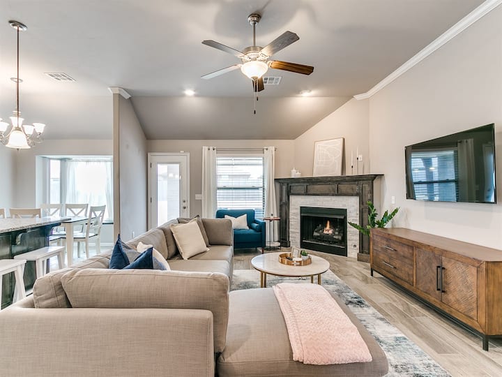 Gorgeous Edmond Home- Large Covered Patio! - Oklahoma City, OK