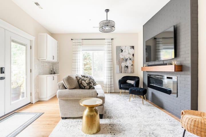 Modern 1 Bedroom Retreat W/ Hot Tub & Private Deck - Kent, WA