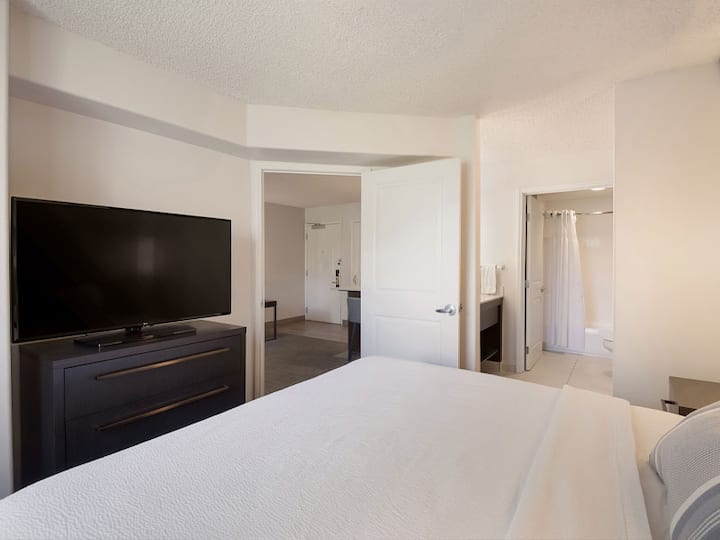 Free Breakfast! Unit W/ Kitchen, Onsite Parking! - Reno, NV