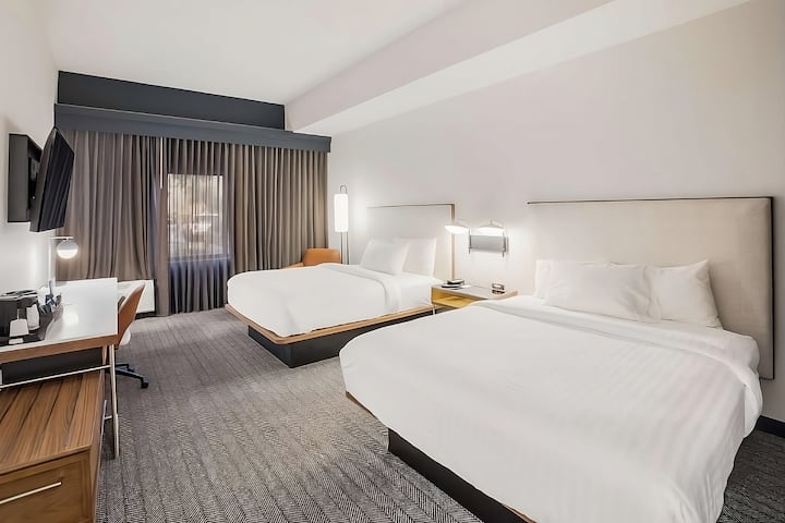 You Found It! Convenient Unit, Outdoor Pool! - Tempe, AZ