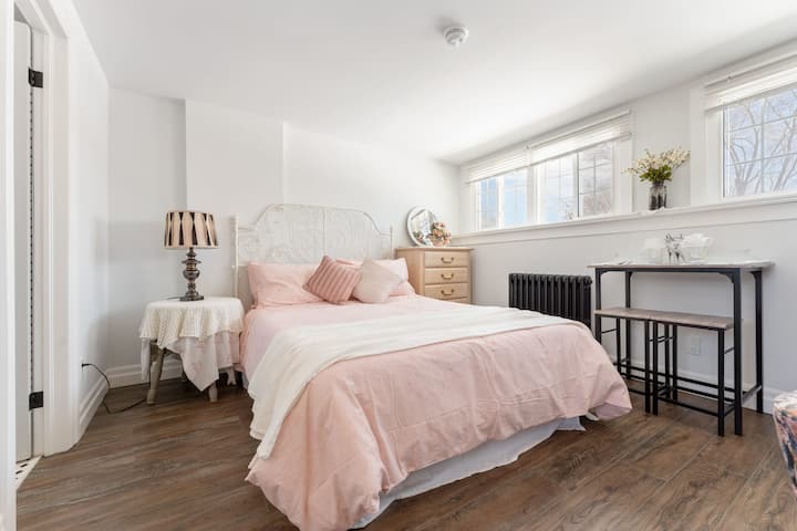Private Studio Apartment  Downtown - 2nd Floor U5 - Burlington