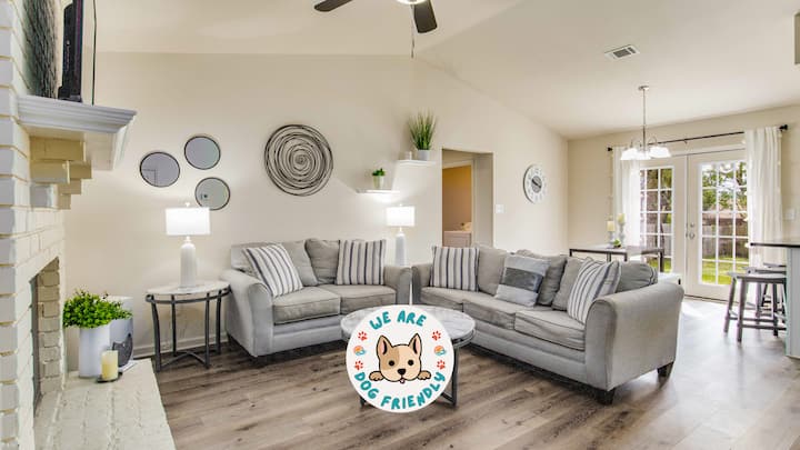 The Memphis: Spacious Retreat With Fenced Backyard - Brent, FL