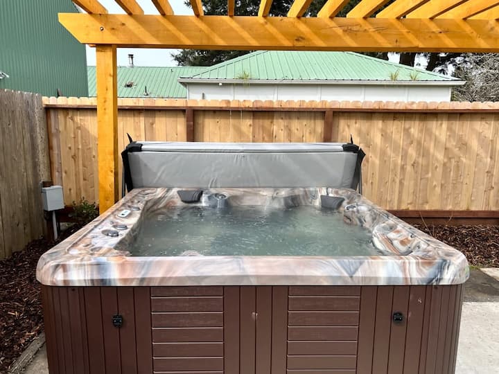 Spacious Fireplace & Spa Del Norte House - Brookings, OR