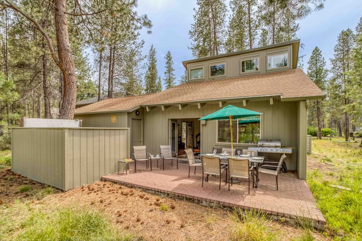 Hot Tub-pool Table-patio-2 Fawn Lane - Sunriver, OR