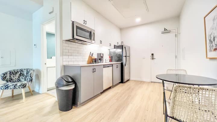 Work-ready Downtown Apt | King Bed & Full Kitchen - Coronado Island, CA