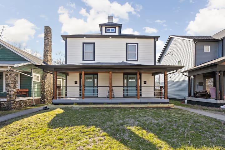 Heart Of Indy | Sleeps 6 | Modern Home - Broad Ripple, IN