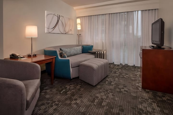 Pets Are Allowed! Self Parking, Onsite Starbucks! - Washington, DC