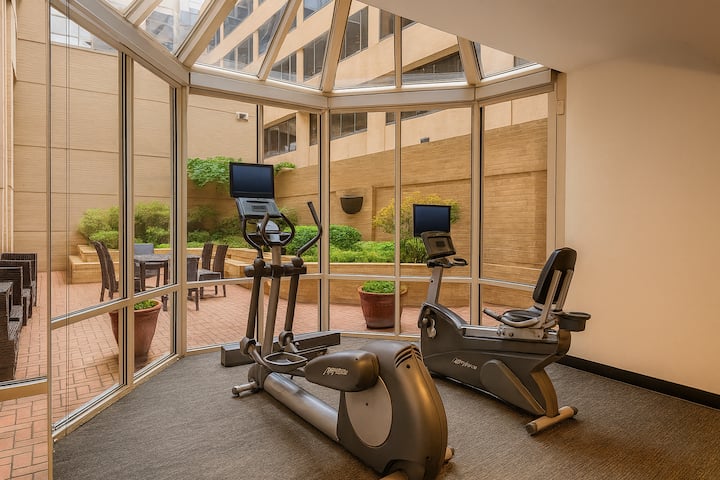 Pets Are Allowed! Self Parking, Onsite Starbucks! - Arlington, VA