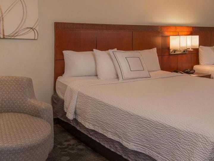 Pet-friendly & Accessible Room! Parking Onsite - Arlington, VA