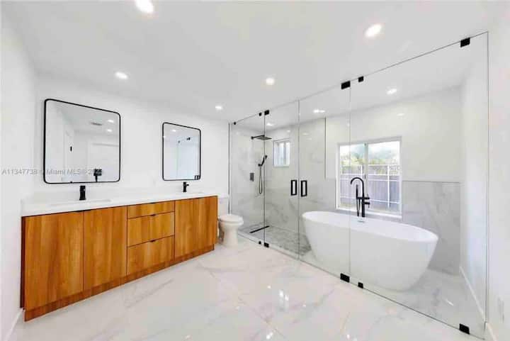 Miami Luxury | 1 Big Ba | 2 Queen Beds - South Miami, FL