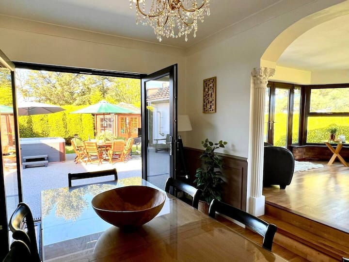 Stunning Property Overlooking No.1 Golf Course. - Newcastle