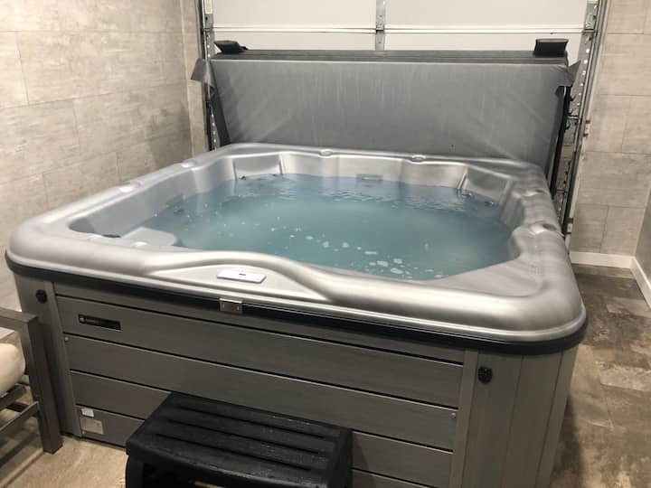 Spacious 4 Bedroom Home With A Hot Tub! - Sioux Falls, SD