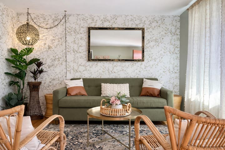 Fremont Artful Escape | Walkable Garden Apartment - Seattle, WA