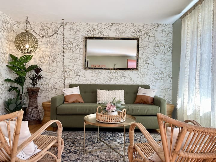 Fremont Artful Escape | Walkable Garden Apartment - Ballard - Seattle