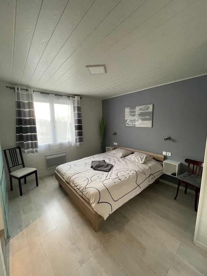 Chambre 15 M², Lit 160cm, Sdb Privative, Douche Wc - Die