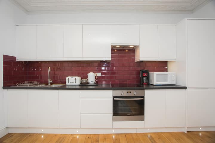 Newbridge Road, Spacious One Bedroom - Bath