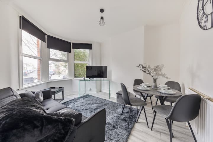 Beautifully Modern 2-bed Apartment W/garden - London