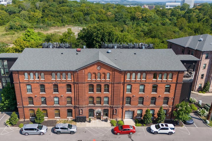 Historic 1865 Loft | Sleeps 8 | Pool|mins To Gulch - Nashville, TN