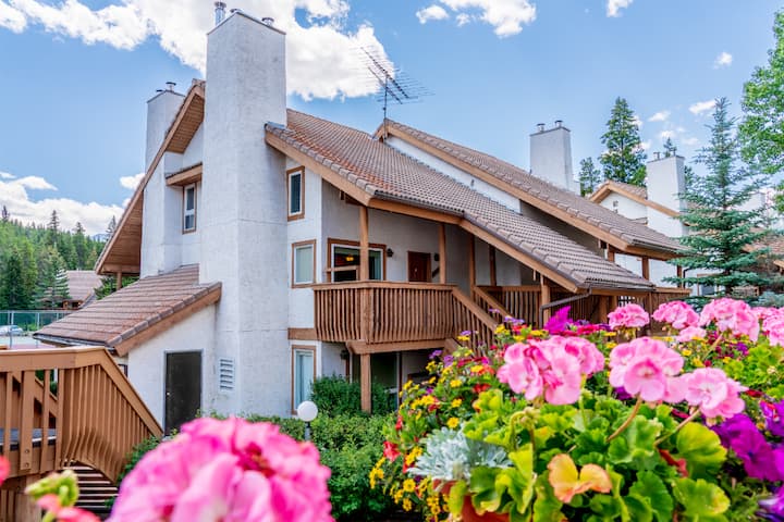 Rustic Value Banff Condo With Fireplace! - Banff