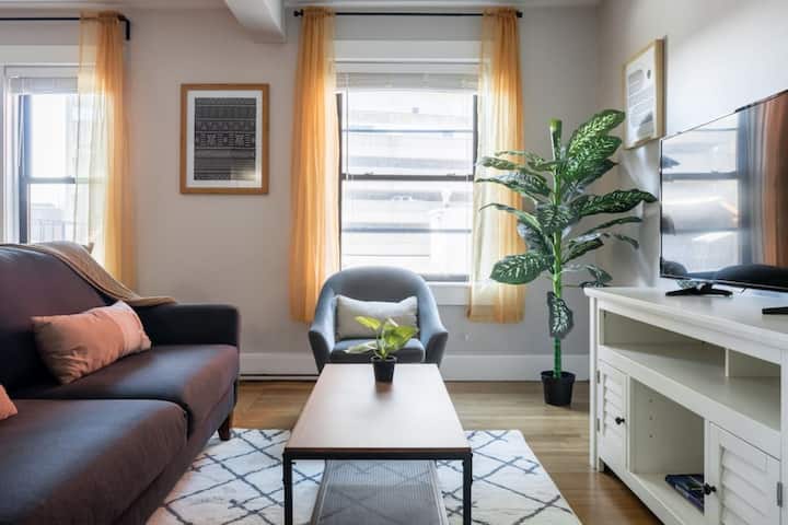 Charming Theater District 1br | Walk Anywhere! - Boston, MA