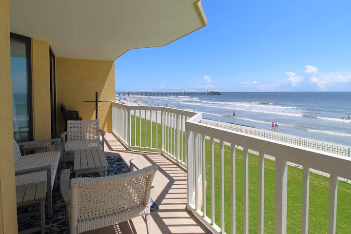 Ocean Front Oasis With Pool Access - Salty - Folly Beach, SC