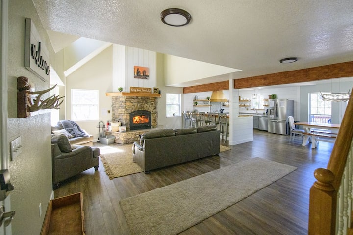 The Elk Chateau | Luxury Cabin W/theater & Views - Cloudcroft, NM