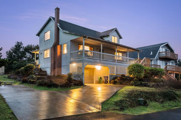 Fantastic Central Location, Hot Tub, Pool Table - Lincoln City, OR