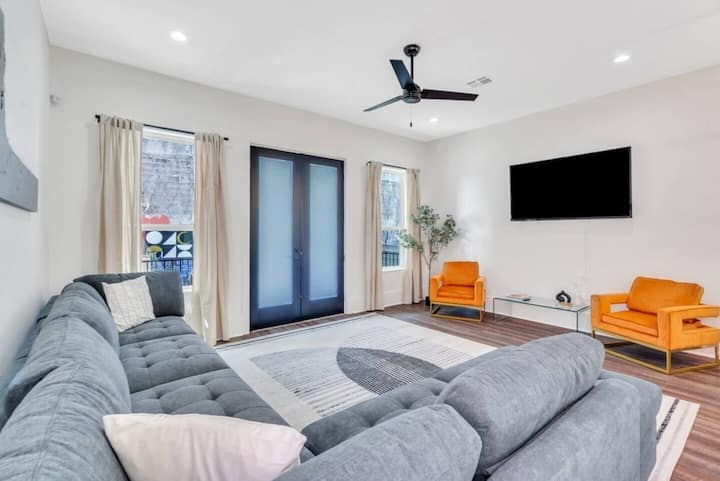 Mid-city Stay W/ Balcony • Jazz Fest Ready - New Orleans, LA