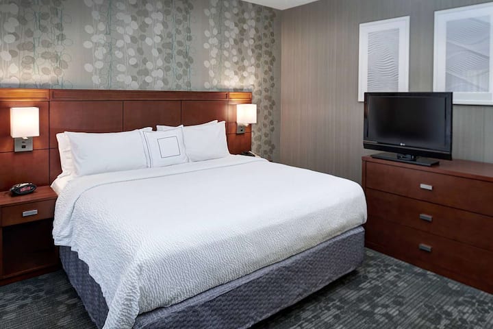 Near Mitchell Park Conservatory! Indoor Pool! - Brookfield, WI