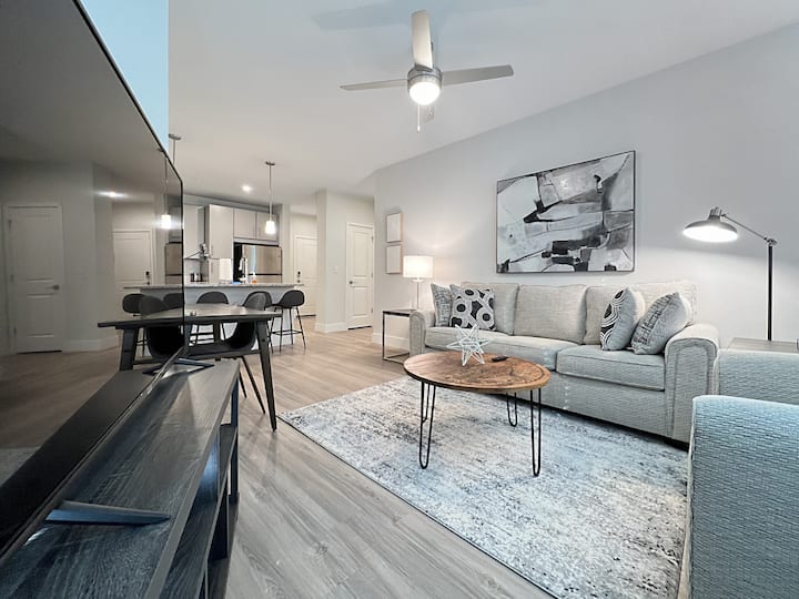 Luxury Living Near Moffitt & Usf, Pool Views! - Temple Terrace, FL