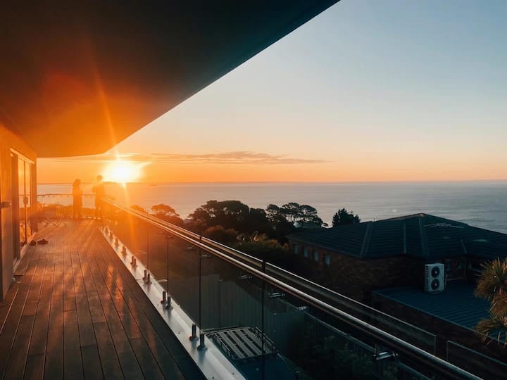 Cliffside Castle | Bay And City Views - Mornington