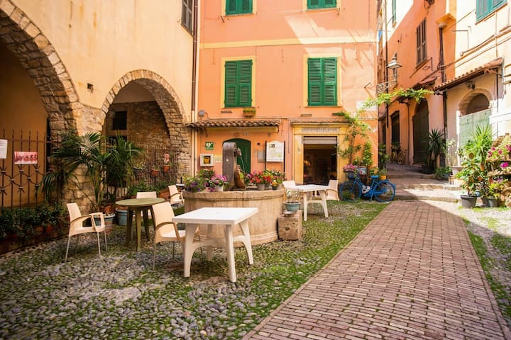 The House In The Heart Of Sanremo Historic Centre - Сан-Pемо