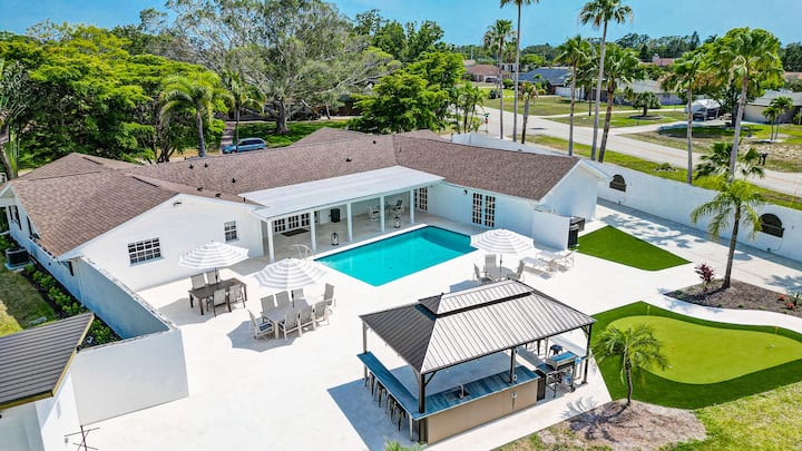 Sleeps 23! 2 Houses On 1 Acre-min To Ami Beach - Bradenton Beach, FL