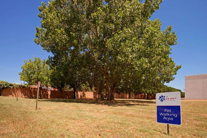 Pet-friendly Unit W/ Full Kitchen, Onsite Parking! - Condor, Gurnee