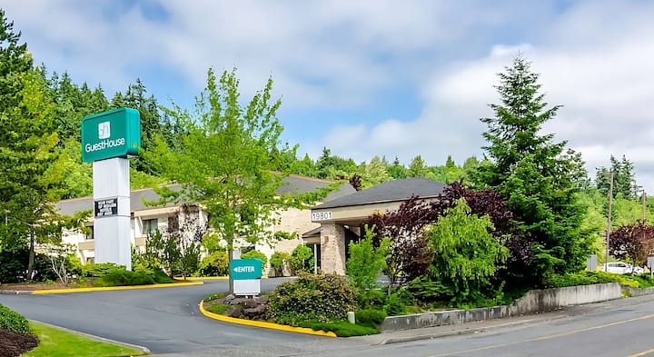 Great Deal! Pet-friendly Property, Free Parking! - Silverdale, WA