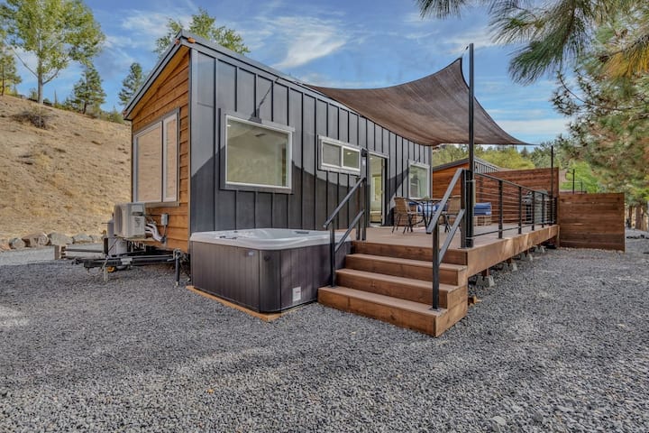 New! Eagles Landing Tiny Home B02 - Hot Tub - Madras, OR