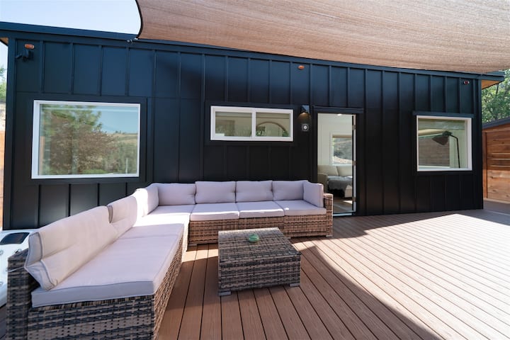 New! Eagles Landing B04 Tiny Home - Hot Tub - Madras, OR