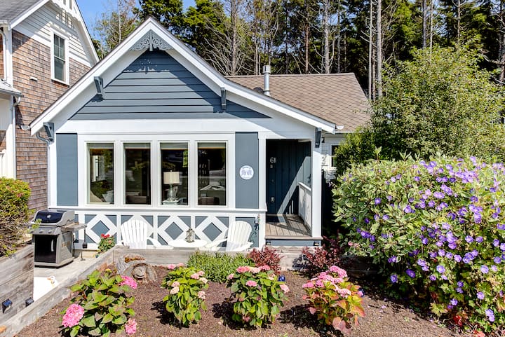 Woodland Cottage: Dog-friendly & Covered Deck - Pacific Beach, WA